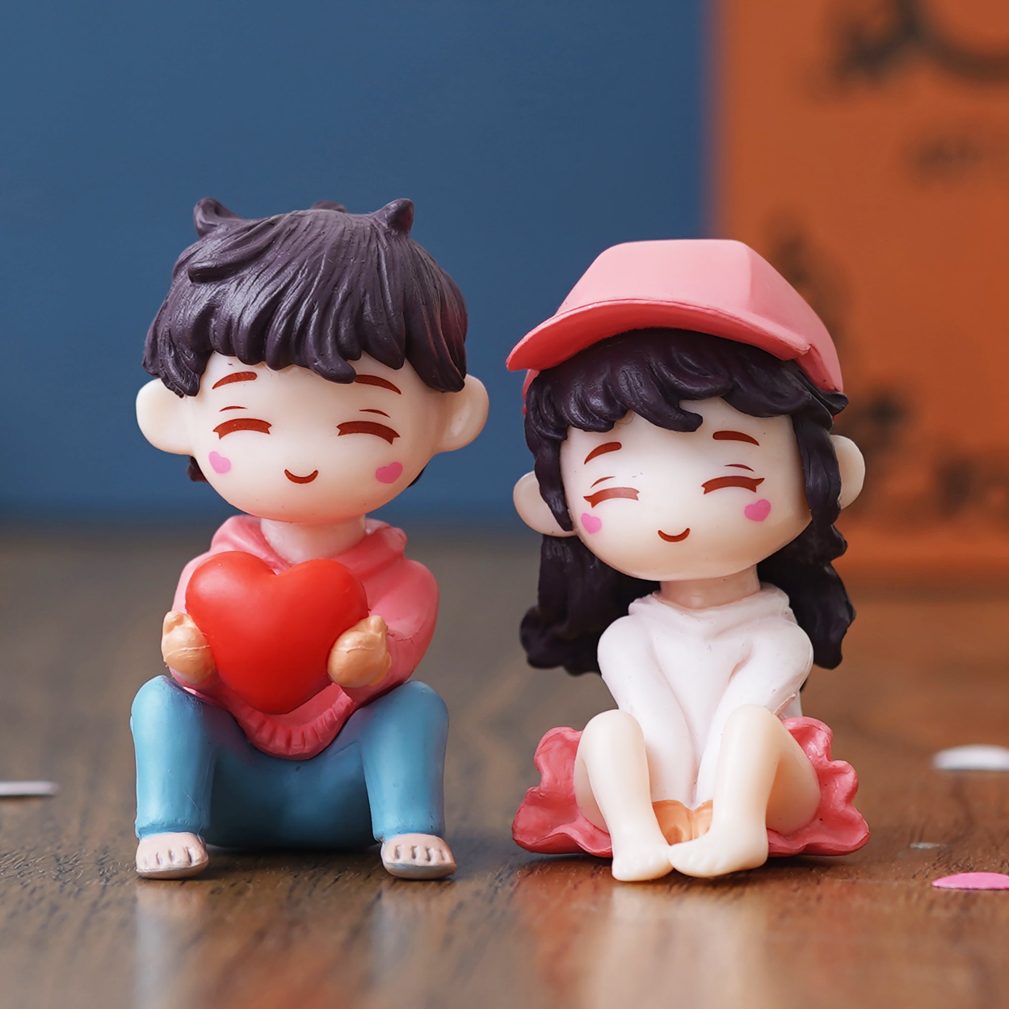 eCraftIndia Cute Romantic Couple Statue, Boy Giving Heart To Girl Show